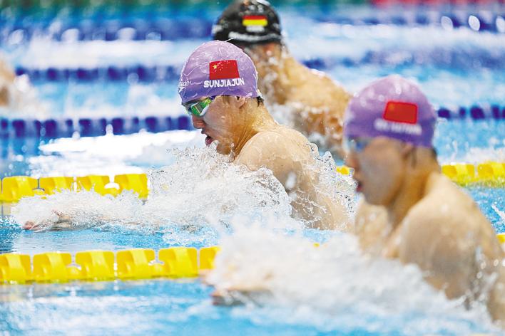 Hubei-native swimmers bag medals at swimming worlds