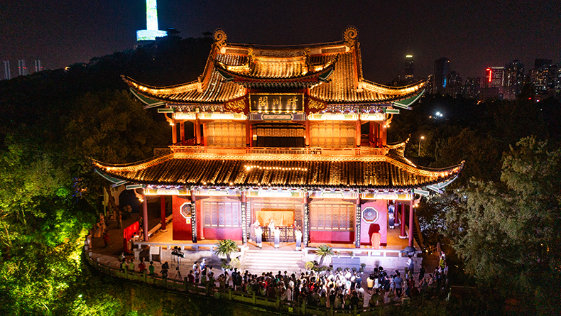 Qingchuan Pavilion opens to public at night
