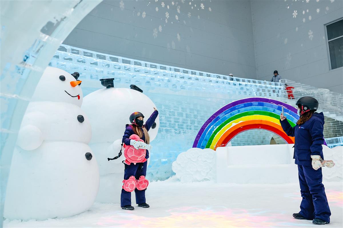 In pics: Central China's largest indoor ski resort opens in Wuhan